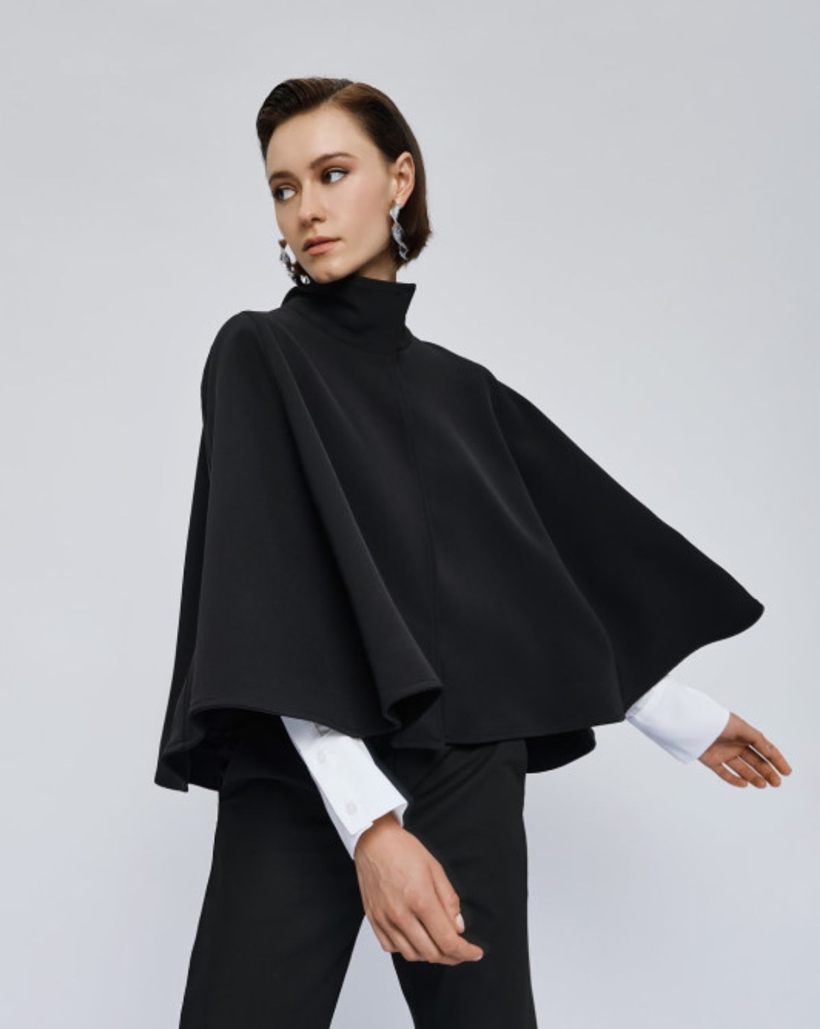 Access High Neck Cape Black online kopen bij LDH Moda. 54-1037-542-Black